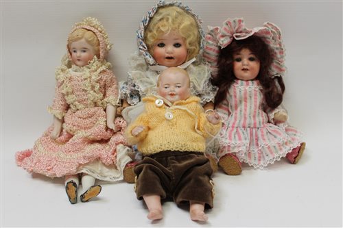 Lot 2721 - Dolls - selection of various sized dolls
