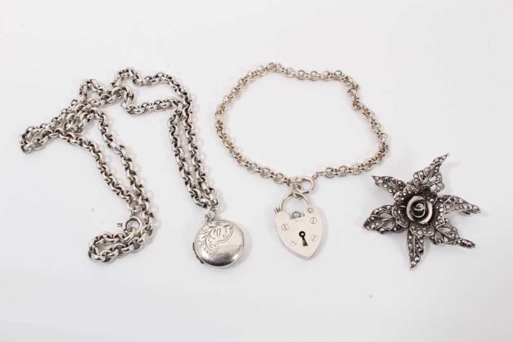 Lot 268 - Silver Belcher chain with round silver